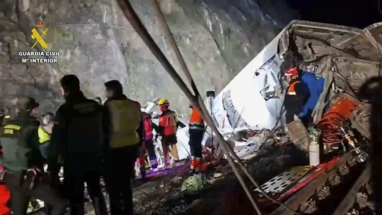 Tragic accident in Spain due to train crash: around 40 dead and more ...